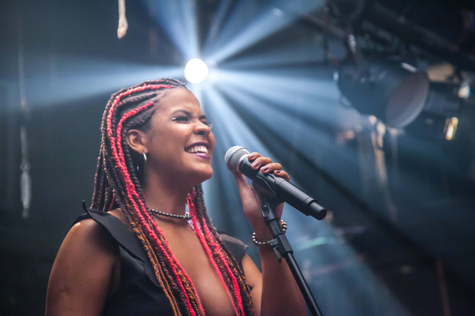 Vitória Rodrigues estreia "Tanto canto quanto conto" - Laboratório Pop