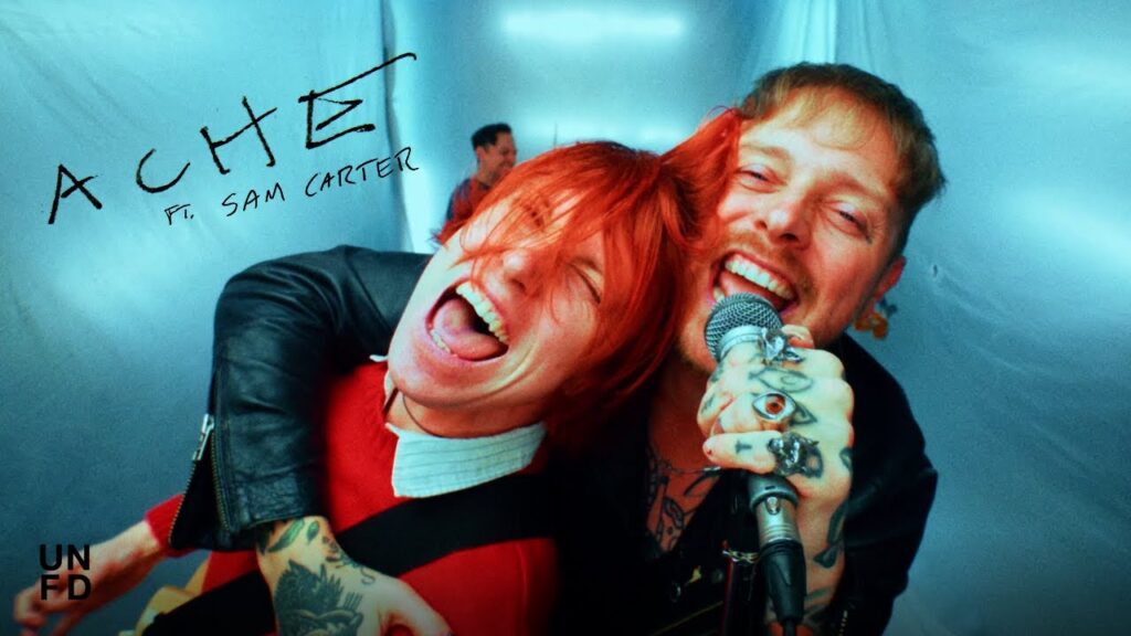 Sam Carter com vocais limpos ao lado da The XCERTS - Laboratório Pop