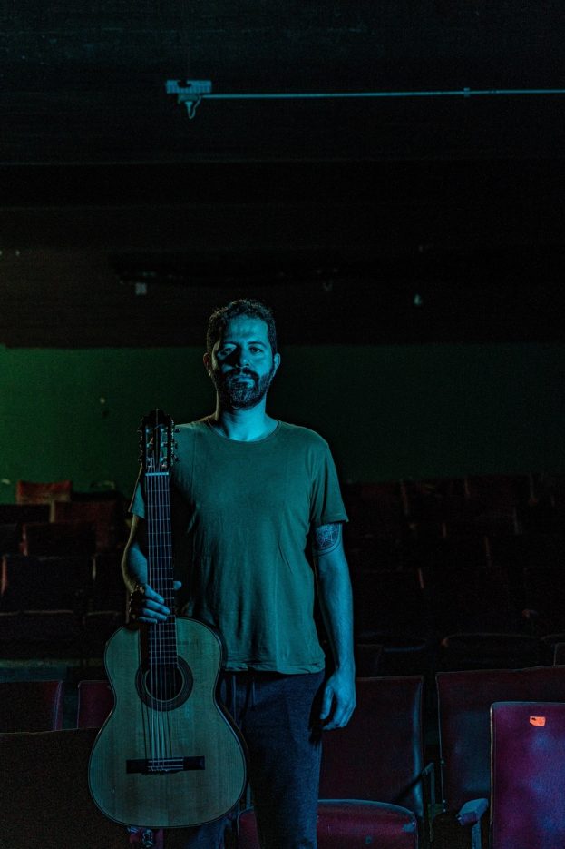 Pedro Santos transforma as dissonâncias no single "Babilônia ...