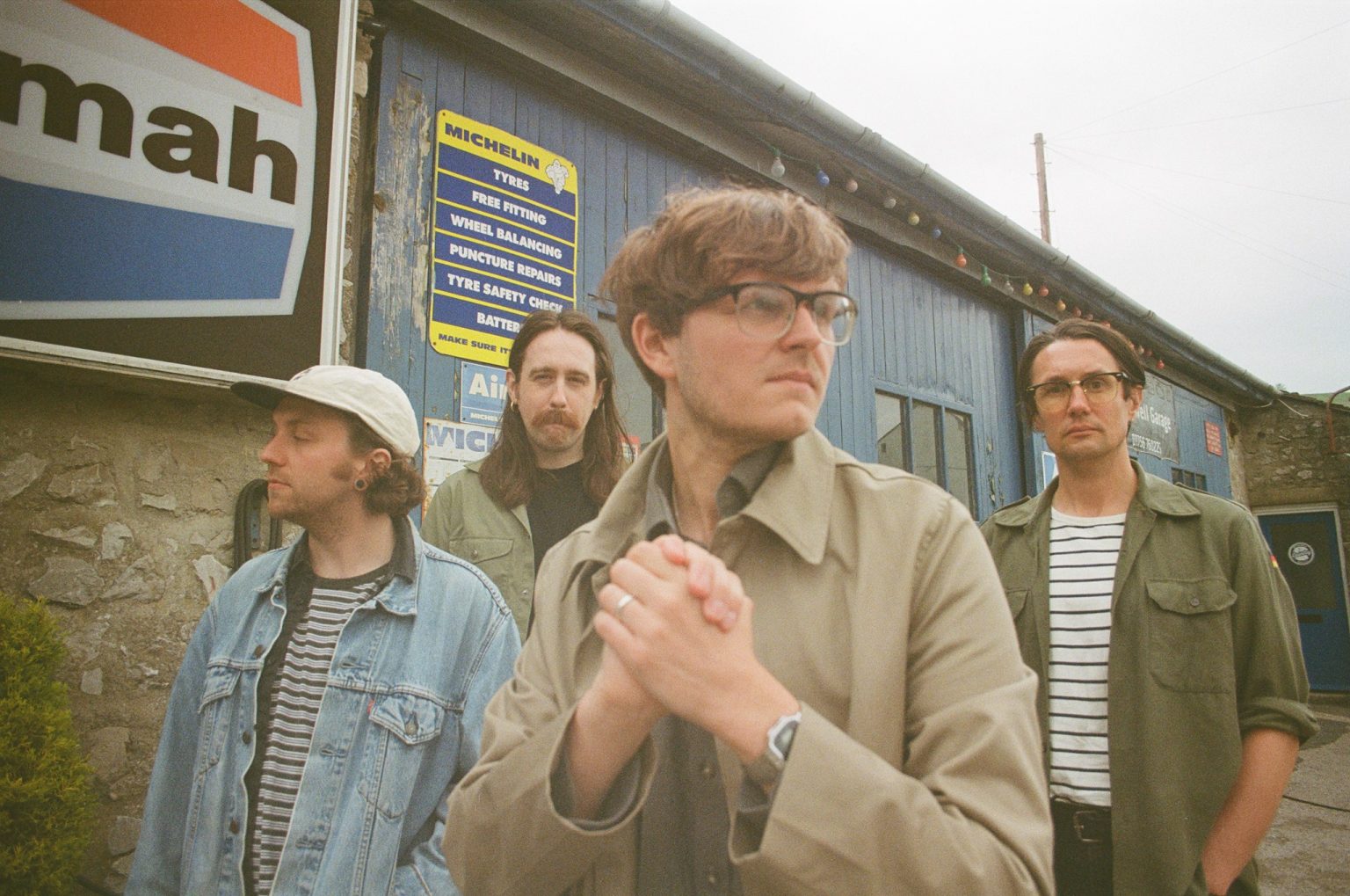 Yard Act faz uma “ode à amizade” em seu novo single - Laboratório Pop