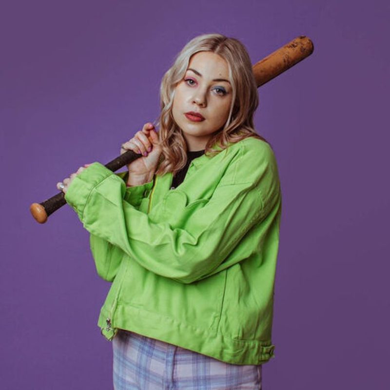 Lauran Hibberd relata acontecimentos do ensino médio em single ...
