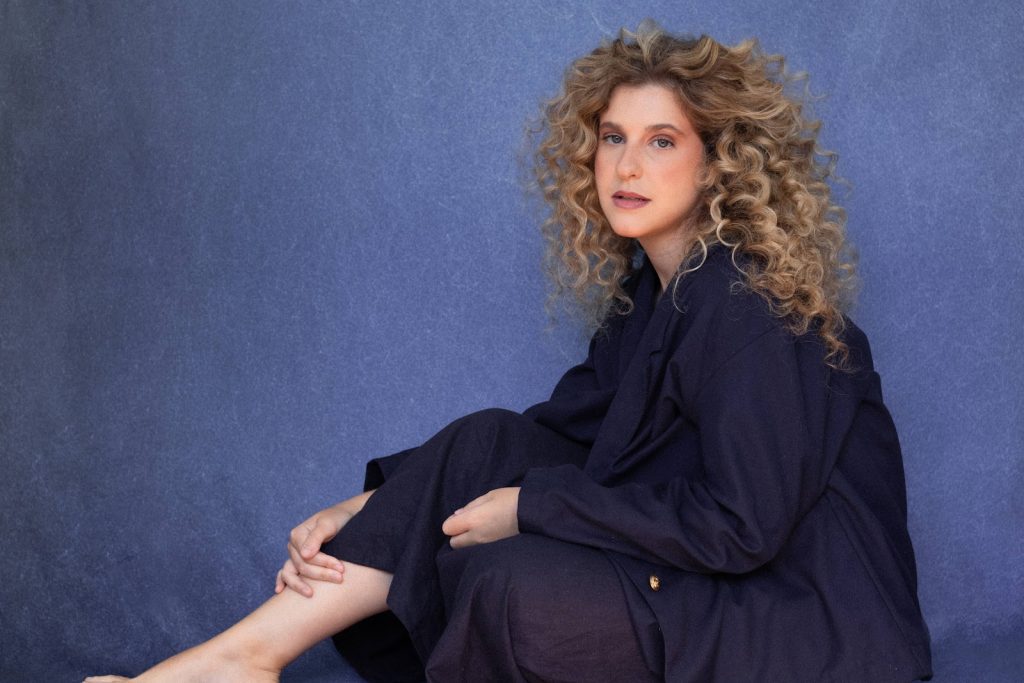 Rebeca anuncia disco com a Deck produzido por Rodrigo Martins ...