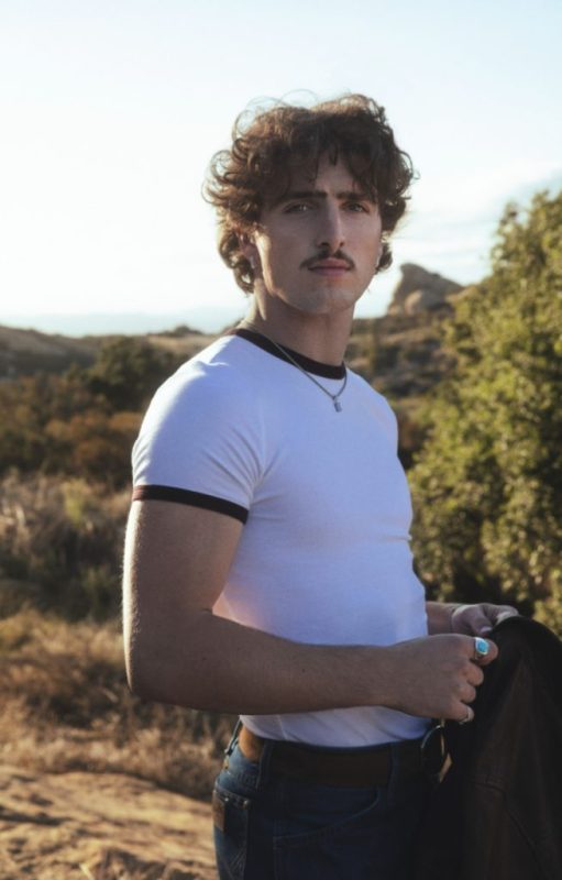 Benson Boone lança seu álbum de estreia, "Fireworks & rollerblades ...