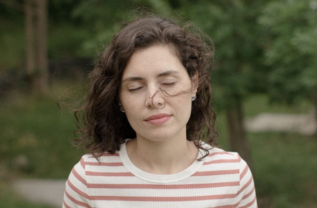 Ana Luísa Ramos reflete sobre amor e delicadeza em novo álbum ...